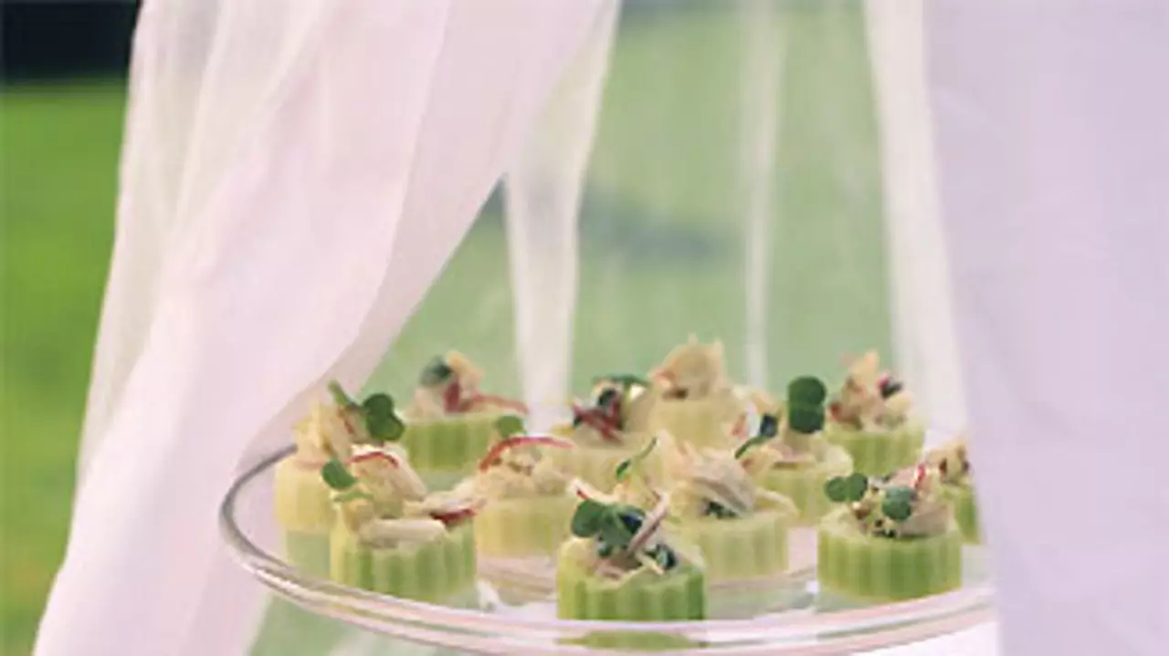 Wasabi Lime Crab Salad នៅក្នុង Cucumber Cups