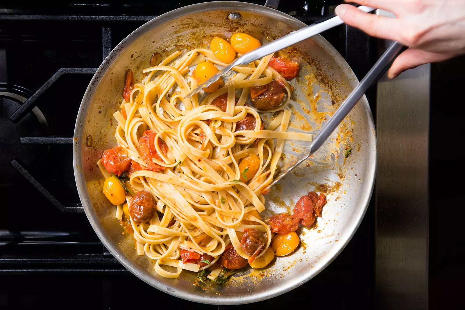 La imagen puede contener persona humana plato comida comida espagueti pasta fideos y tazón