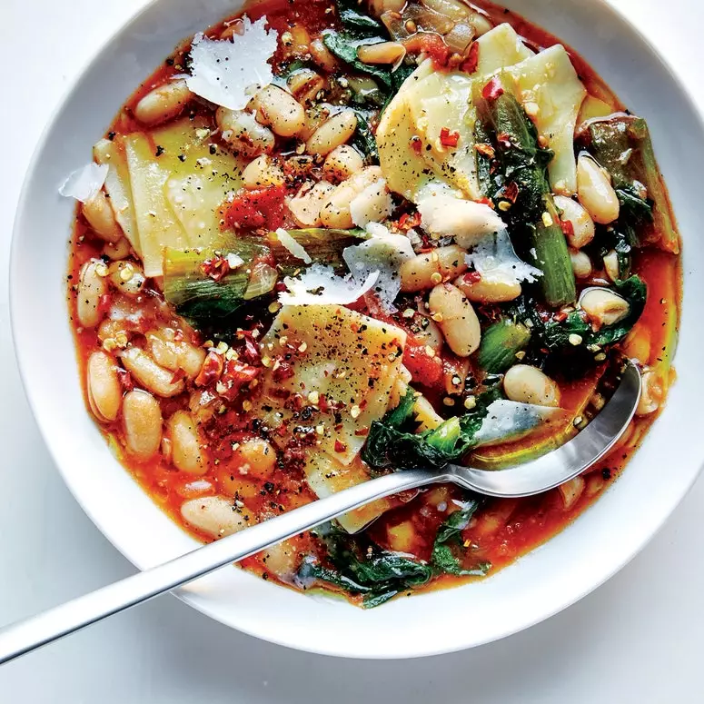 Een kom pasta e fagioli met escarole.