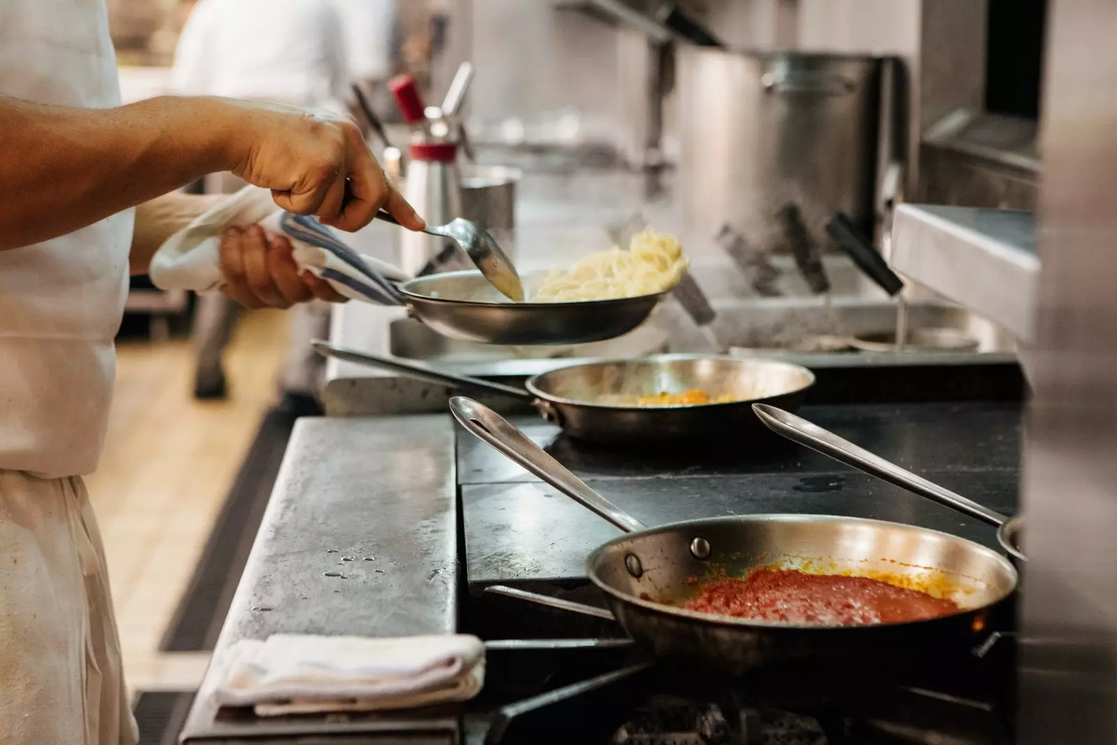 Afbeelding kan het menselijke persoon eten Maaltijd culinair en binnenshuis bevatten