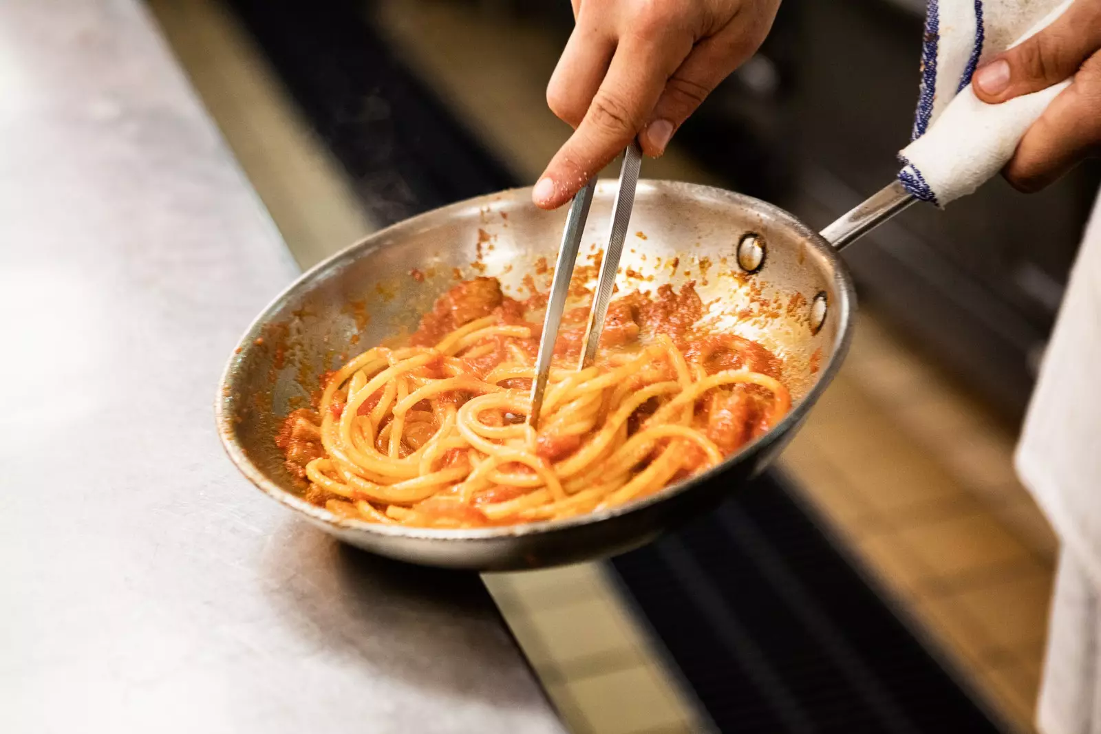 Afbeelding kan Spaghetti Eten Pasta Mens en Persoon bevatten