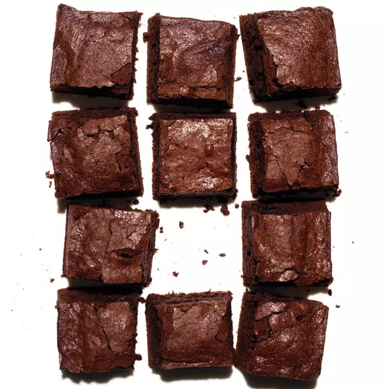 Foto de brownies de cacau em um fundo branco.