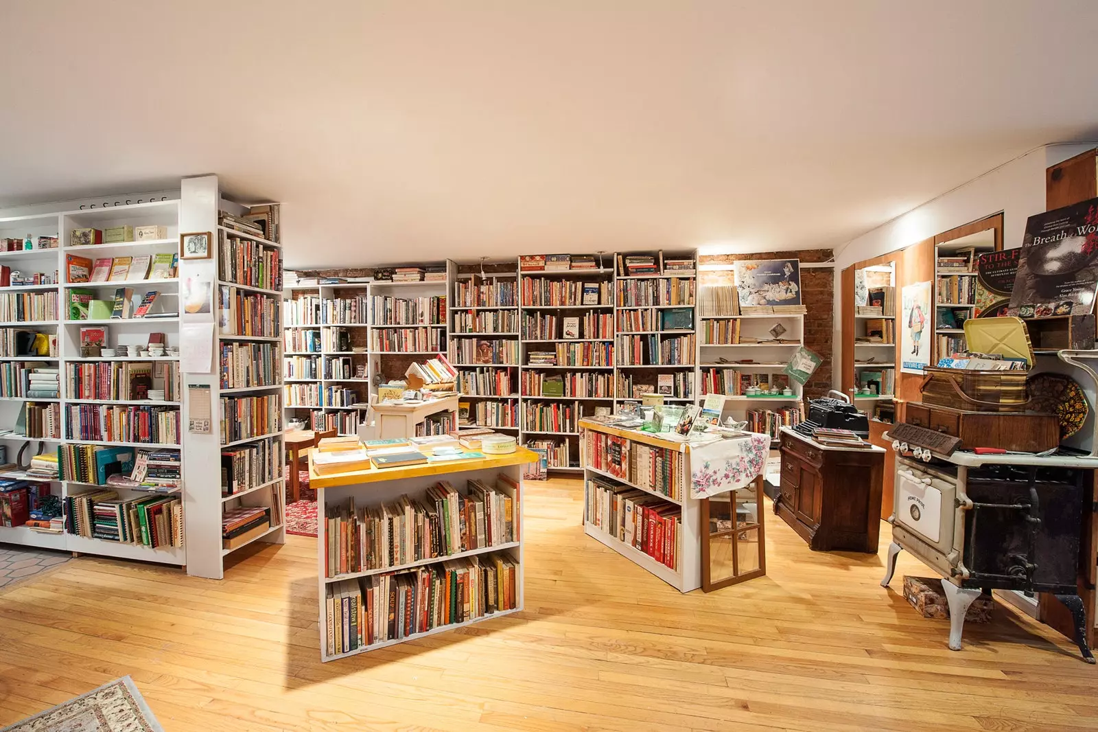 התמונה עשויה להכיל ריהוט בפנים חדר מדף כוננית ספרים ספריית עיצוב פנים חנות וחנות ספרים