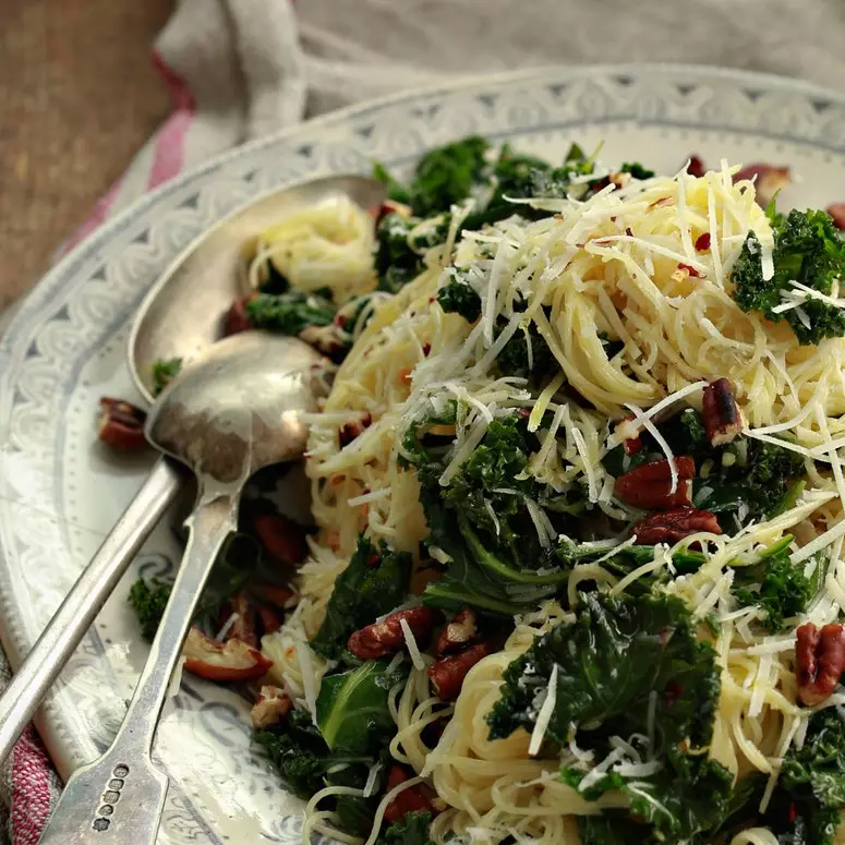 Picha inaweza kuwa na Spaghetti Food Pasta Tambi Kijiko cha Sahani ya Vermicelli Mlo na Mmea