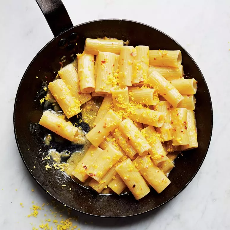 Bildet kan inneholde plante stekepanne wok mat og pommes frites