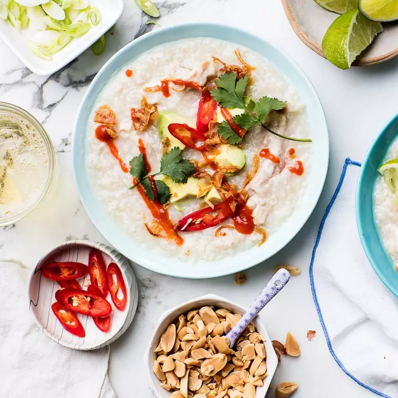 De bòl congee anlè ak pistach cilantro ak tranche Chili Fresno.