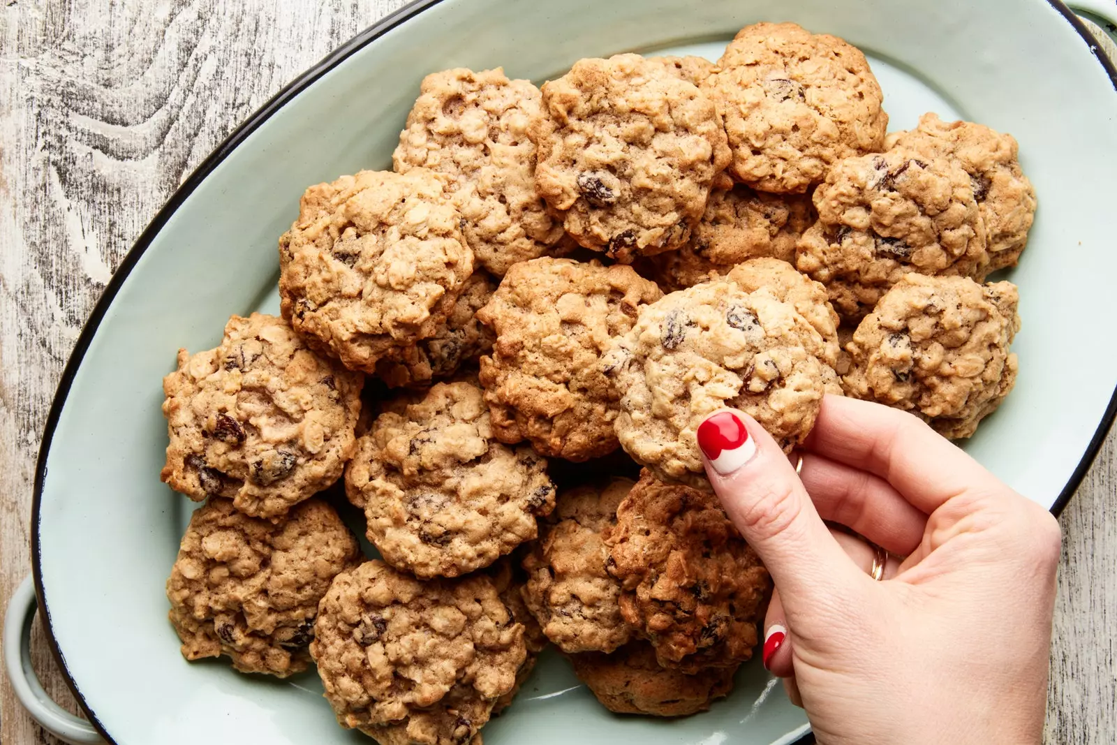 Quaker desaparecendo biscoitos de passas de aveia em um prato oval.