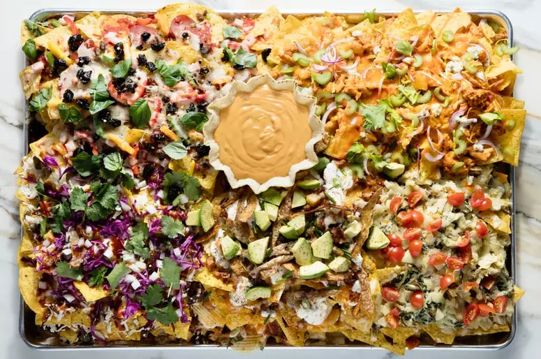 Kuva massiivisesta nacho-tarjottimesta meidän eeppiseen 50 ainesosan nacho-reseptiimme, jossa on eri vyöhykkeitä erilaisilla täytteillä.