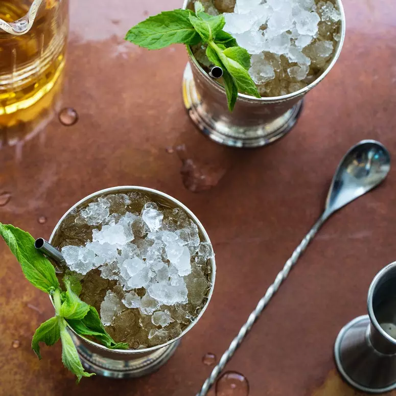 L'image peut contenir un pot de plantes poterie pot de plantes en pot jardinière de menthe herbes boisson boisson cocktail et alcool