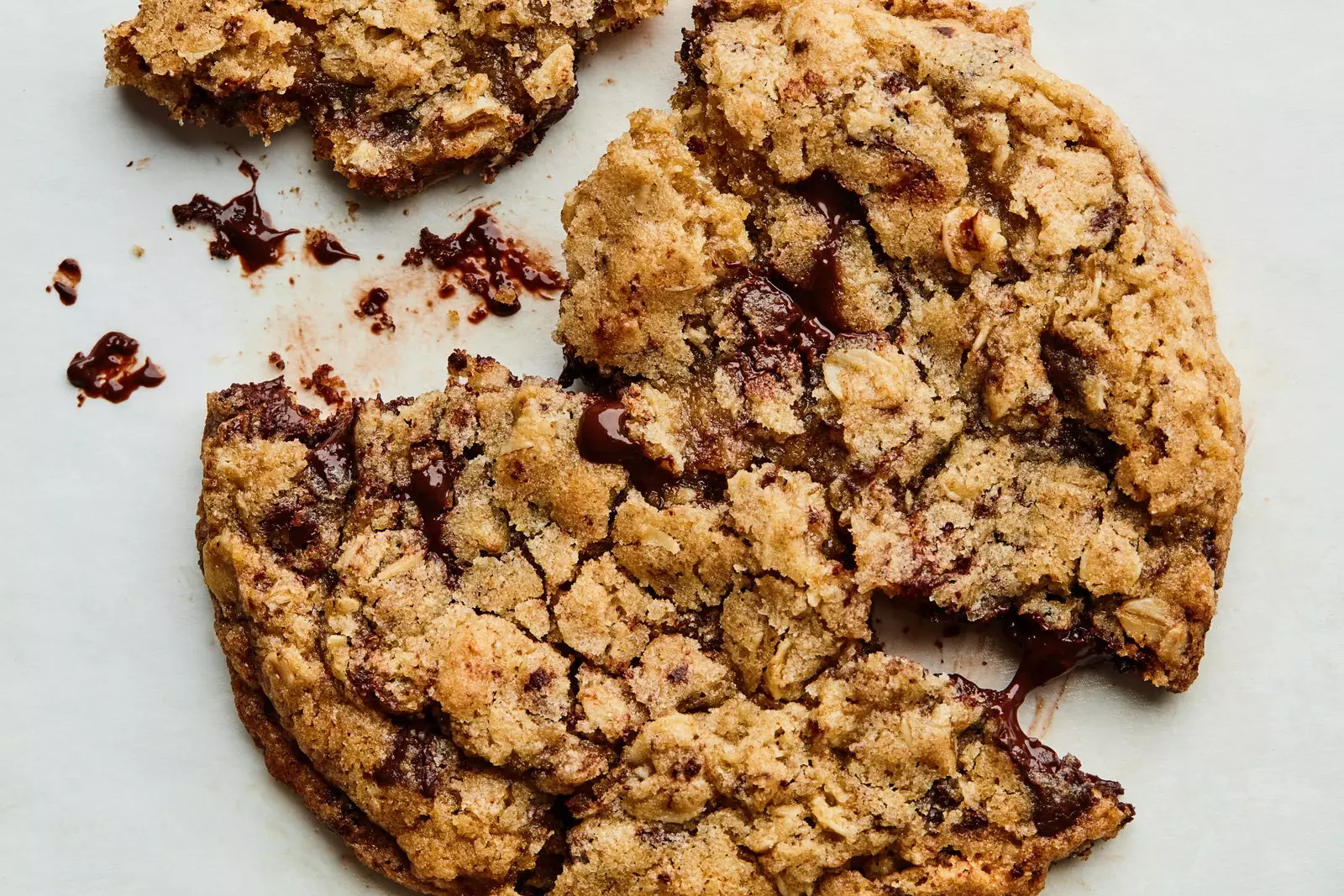 Foto vun engem gesalzene Botter Haferflocken Schockela Chip Cookie.