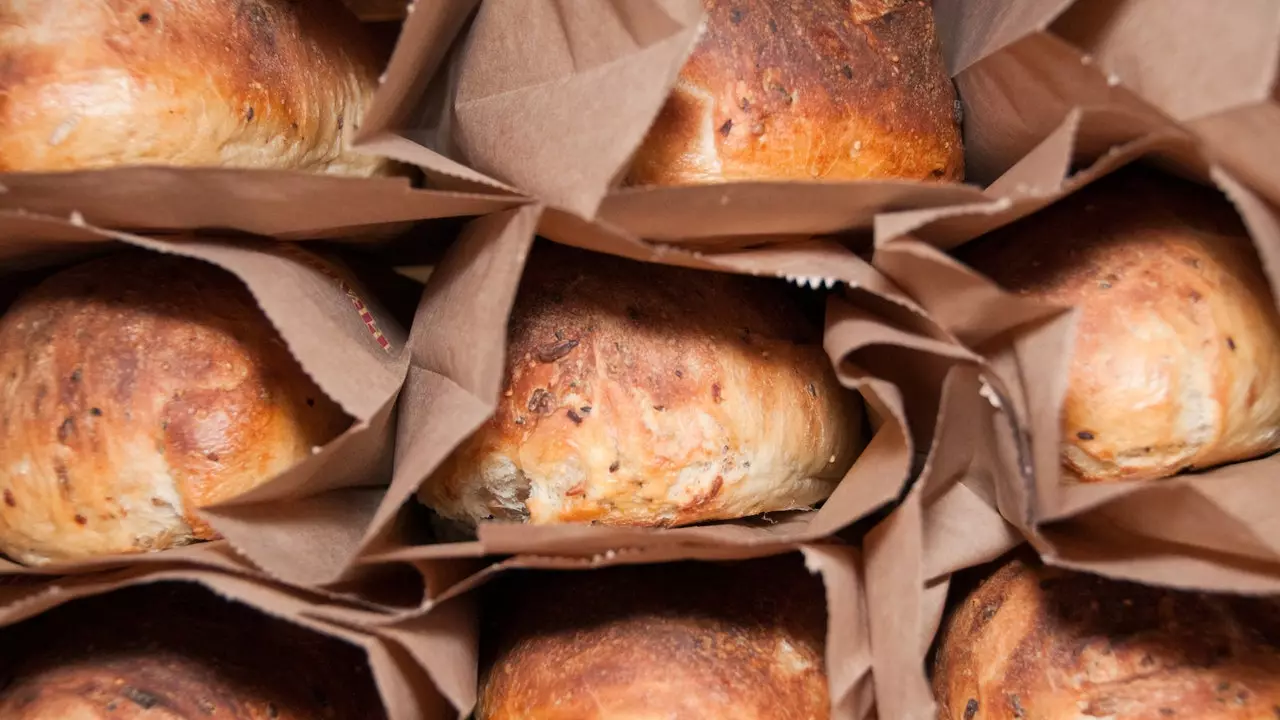 Како да се направи леб: застаклување, печење и ладење