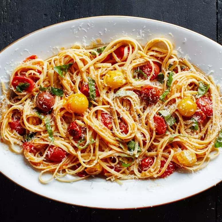 Bord spaghetti met vinnige kersietamatiesous een van ons gunsteling maklike somerpastas.