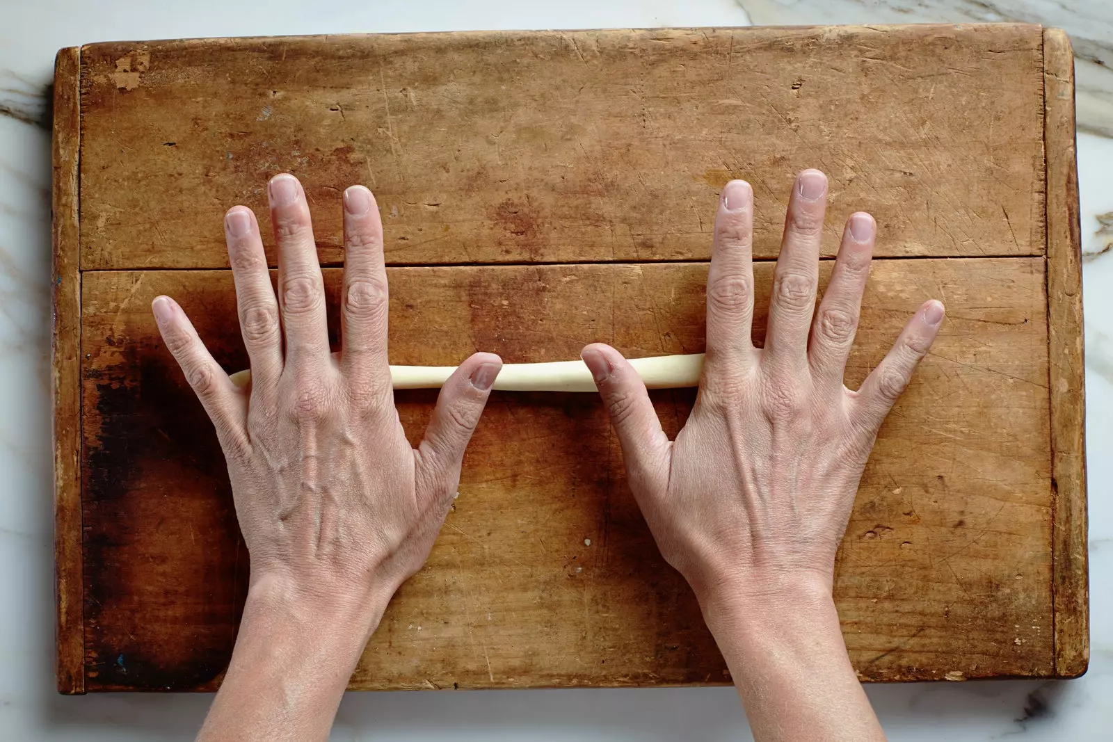 Gambar bisa ana isine Kayu Manungsa Finger Plywood Hand lan Kayu atos