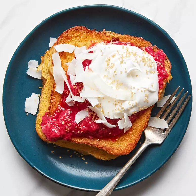 Fénykép a Coconut Rhubarb French Toast-ról.