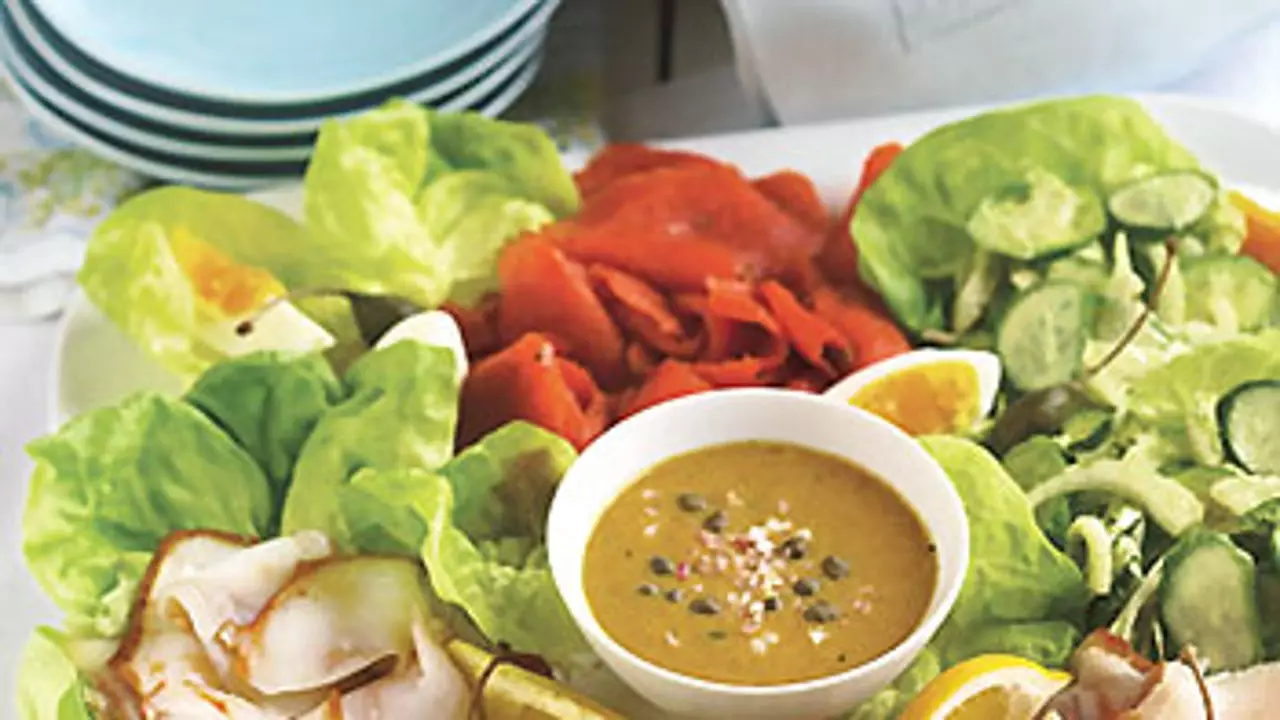 Smoked Lauk Platter kalawan mustard-Caper saos jeung Fennel-timun Salad