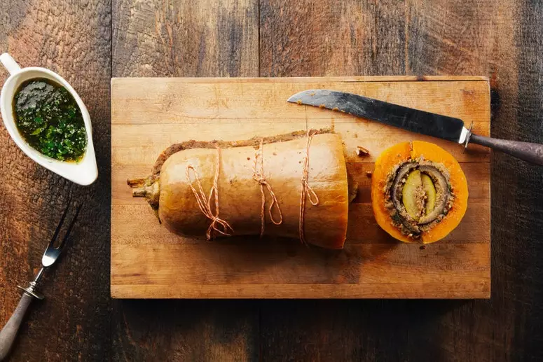 Vegetarijanski recept za Dan zahvalnosti: vegducken od butternut tikve na drvenoj dasci za rezanje.