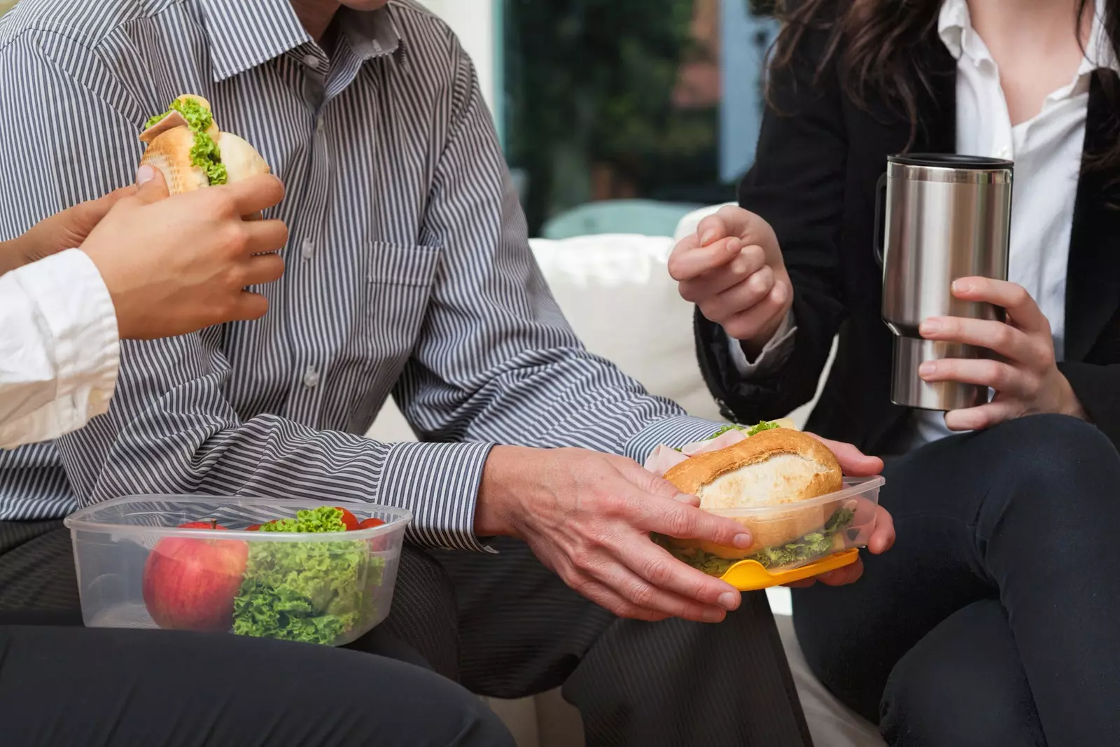 Bildet kan inneholde menneskelig person burger mat fruktplante og eple