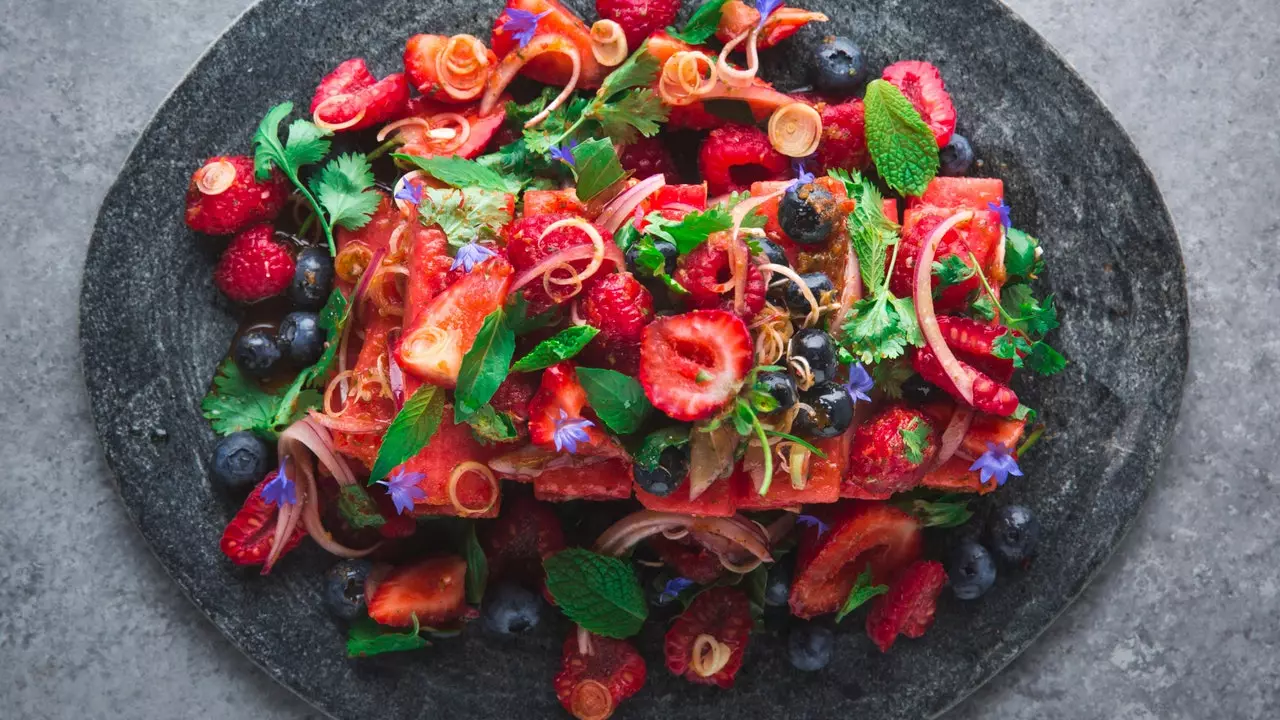 Şili Soslu ve Bol Otlu Karpuz-Berry Salatası