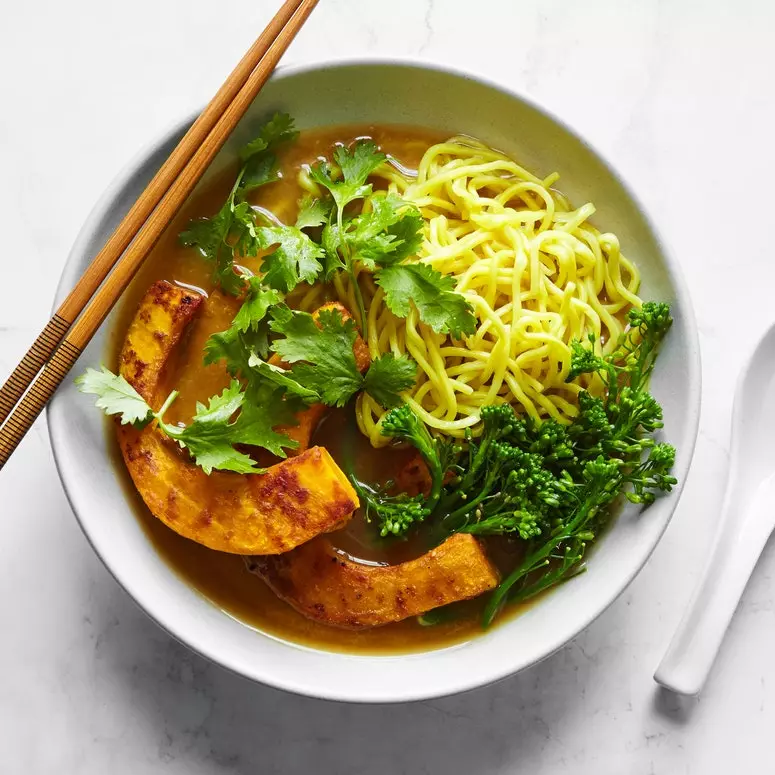 Yan tərəfində çubuqlar və qaşıq ilə Balqabaq Miso Ramen qabının şəkli.