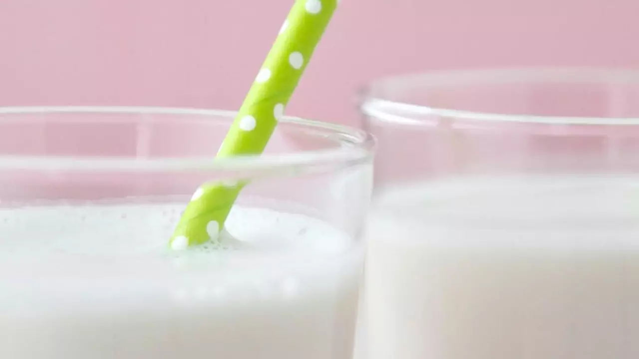 Рожеве ігристе молоко – це молочна альтернатива, про яку ніхто не просив