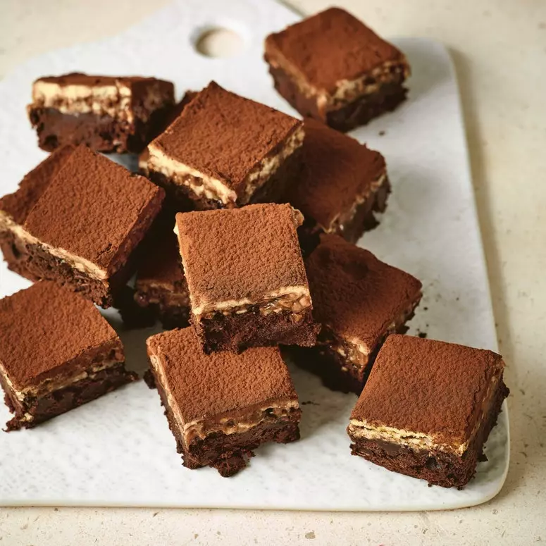 Brownies coklat berlapis dengan cheesecake di atas Marble Tiles