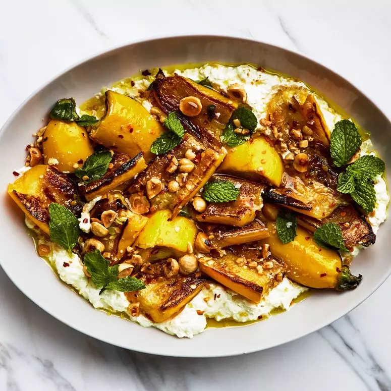 BBQ side dish marinated squash yezhizha nehazelnuts uye ricotta mundiro yezhizha resipi.