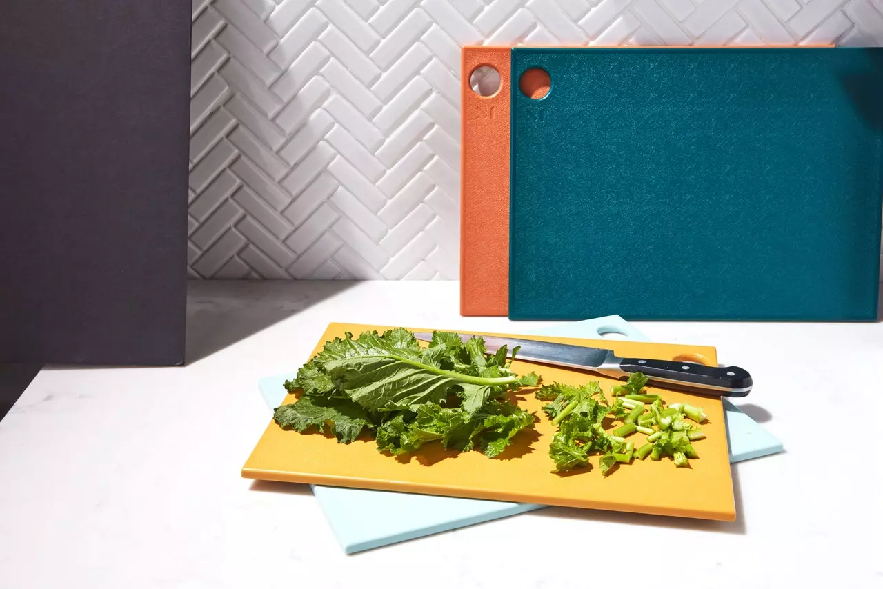 Fotografie cu materiale de tăiat plăci cu kale și un cuțit.