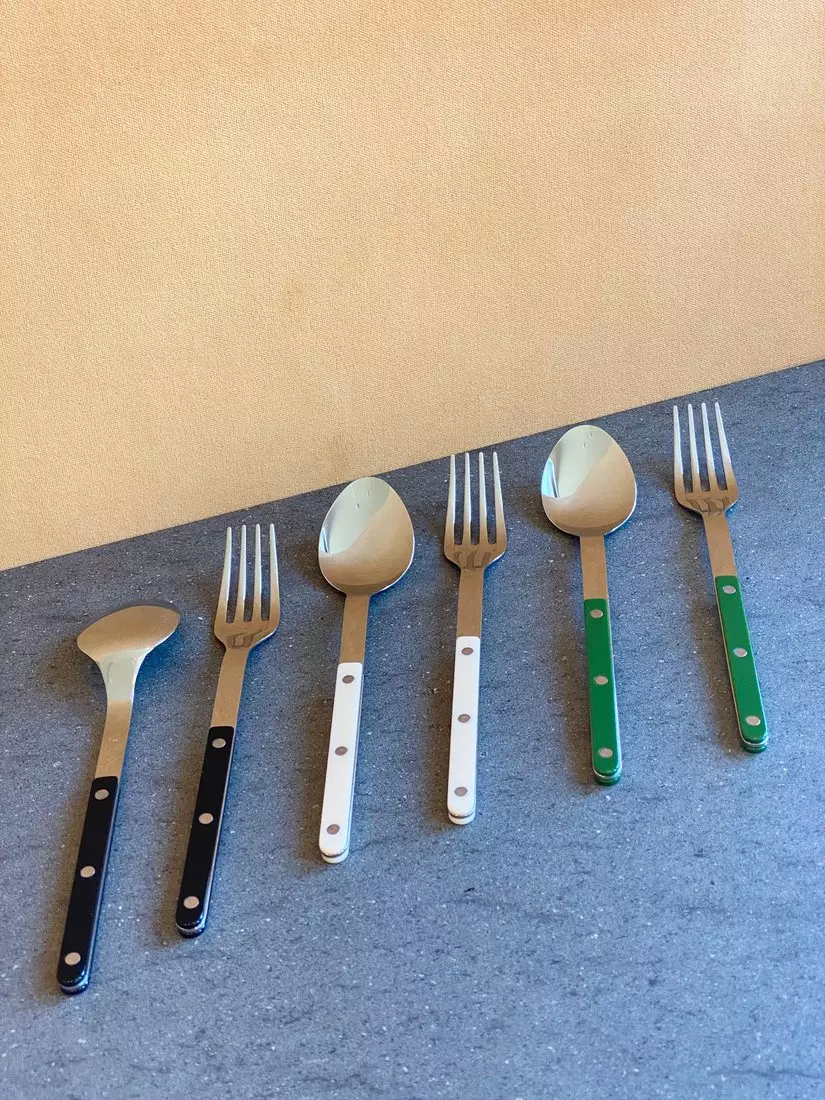 Este posibil ca imaginea să conţină: tacâmuri, furculiţă şi lingură