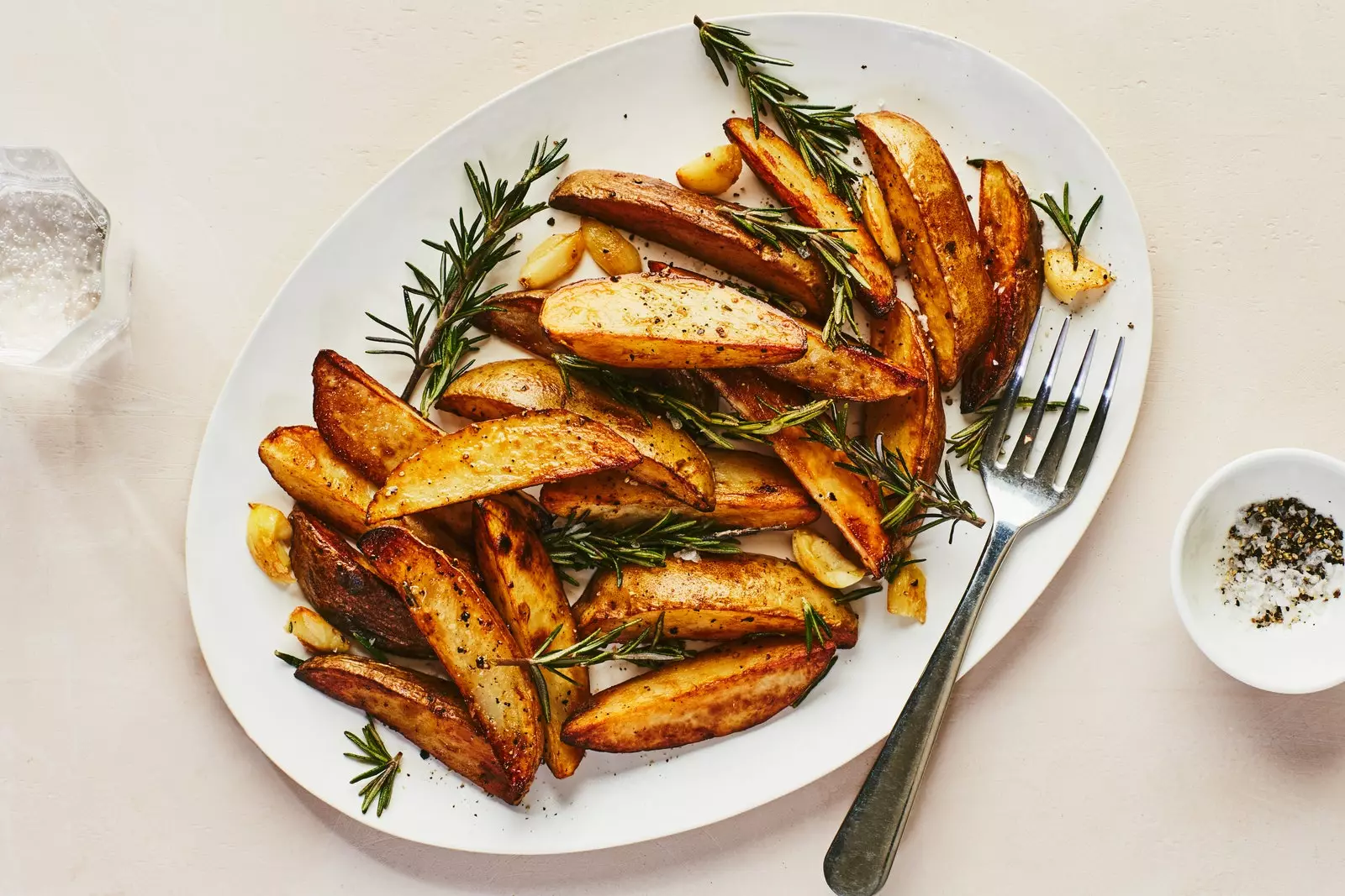 Жареный картофель с жареным чесноком и розмарином — один из наших лучших рецептов картофеля.