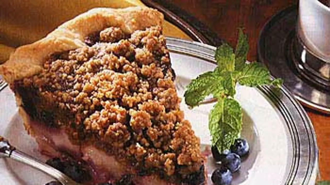 Streusel Topped Pear ma Blueberry Pie
