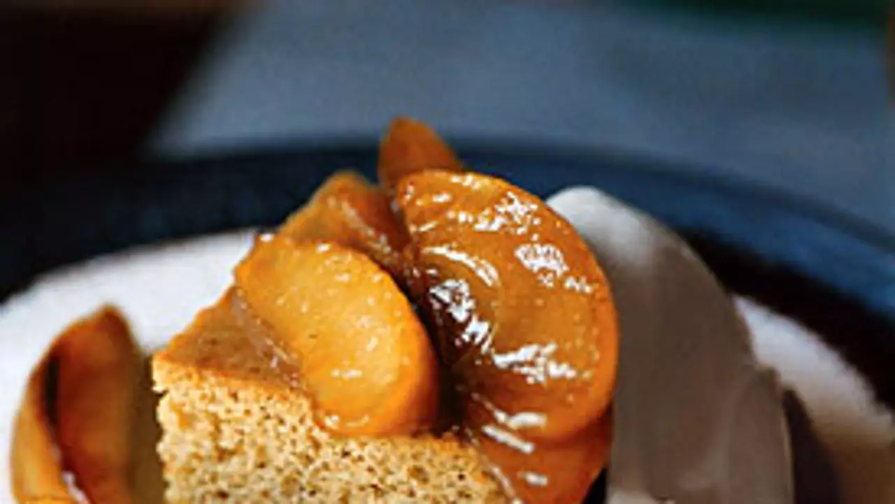 क्रीम आणि कारमेलाइज्ड सफरचंदांसह ब्राऊन-शुगर स्पाइस केक
