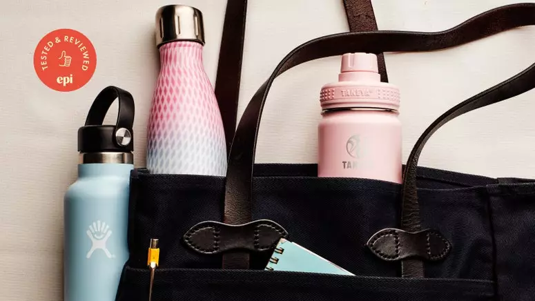 Foto der besten Wasserflaschen: die S'well-Flasche, die Takeya-Flasche und die Hydroflask, alles in einer Tasche, bereit für die Reise.