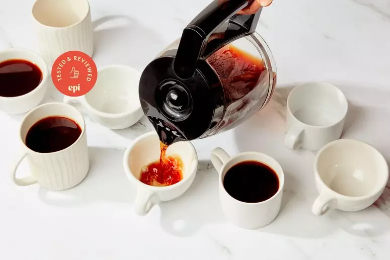 Eine Cuisinart Kaffeekaraffe, die Kaffee in verschiedene Kaffeebecher gießt.
