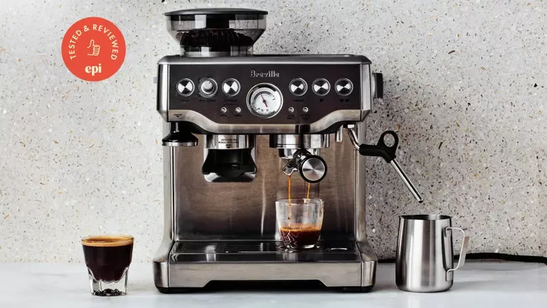 Tarp geriausių espreso kavos aparatų yra šis Breville modelis.