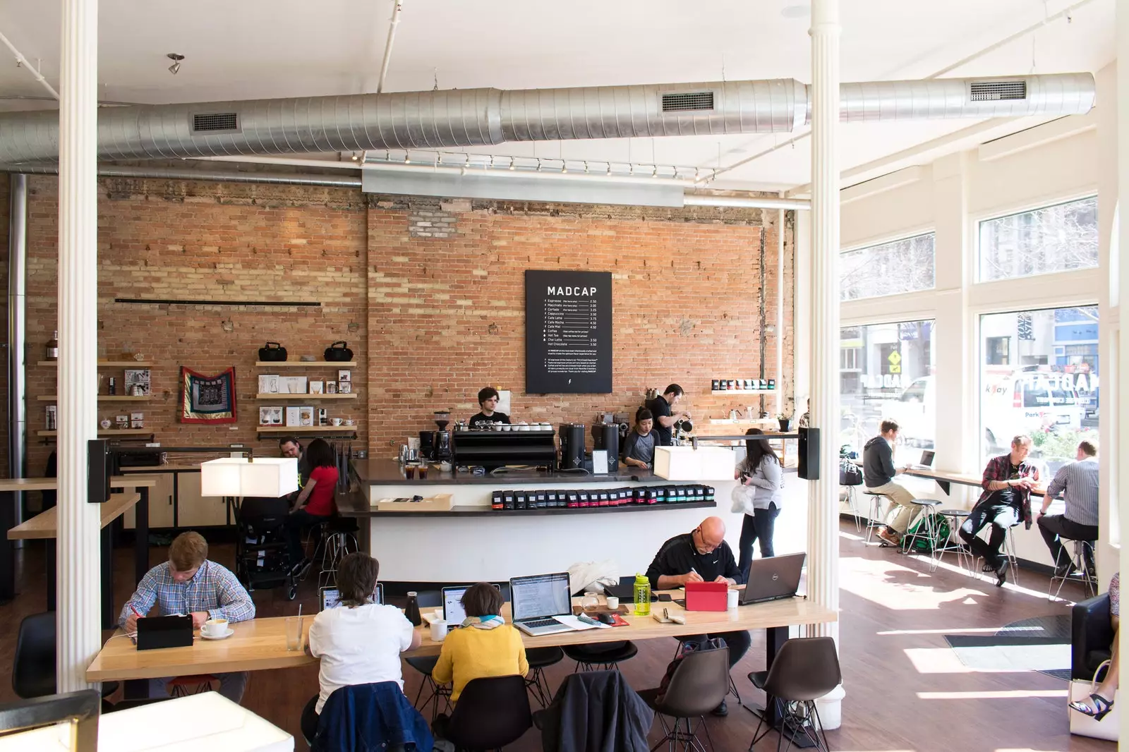 L'image peut contenir des meubles et une chaise de cafétéria de café de personne humaine de restaurant