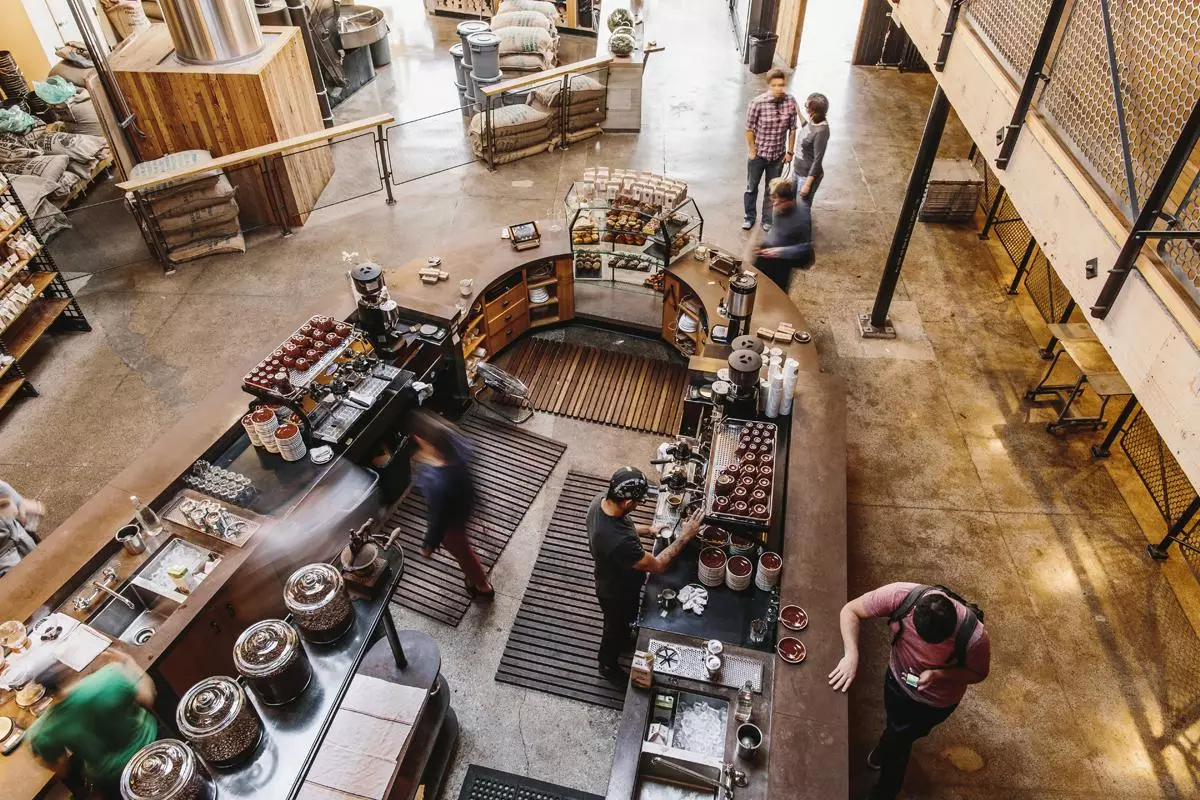 L'image peut contenir une machine et un café de construction de contreplaqué de cafétéria en bois de restaurant de personne humaine