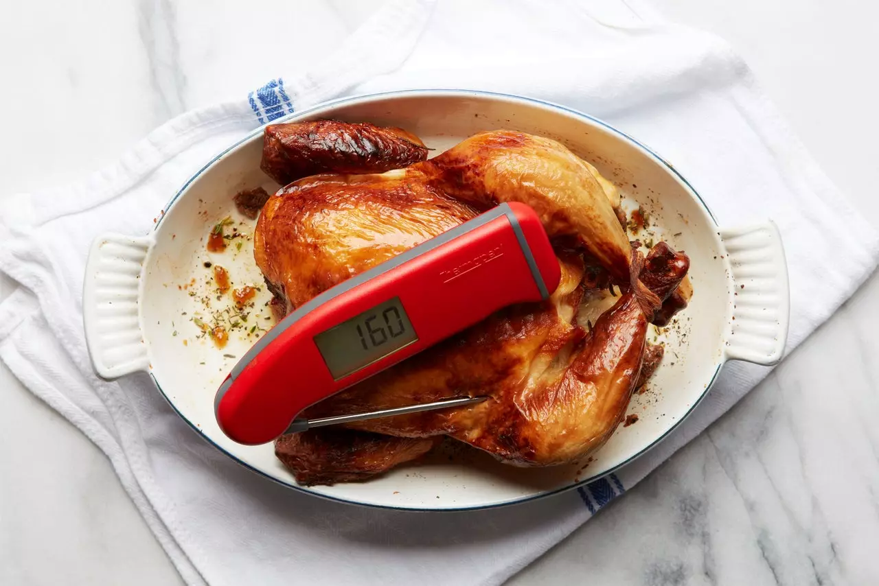 Červený Thermopen v pečenom kura.