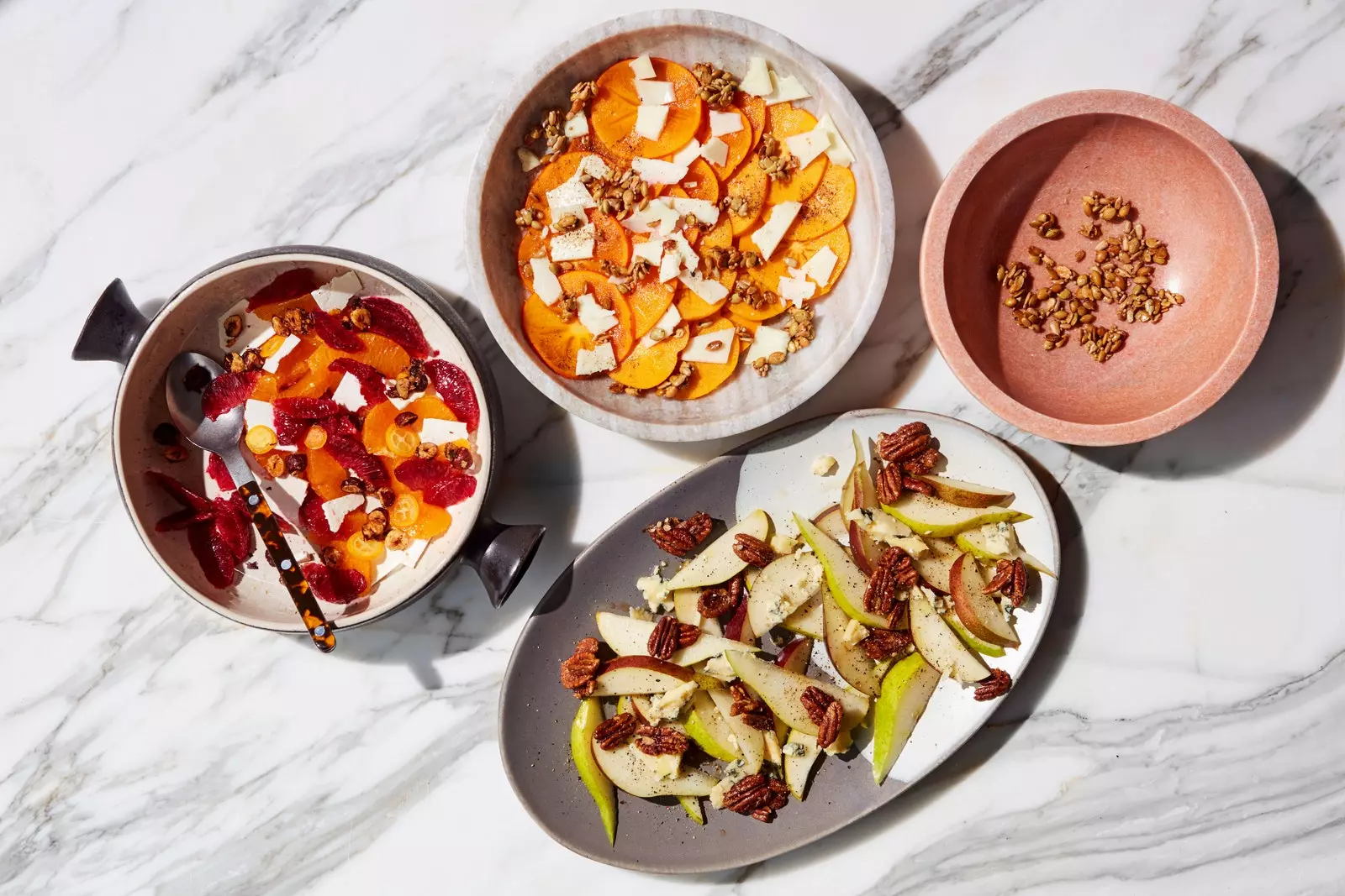 Foto fan in seleksje fan salade bowls mei bloed oranje pears en persimmon salads.