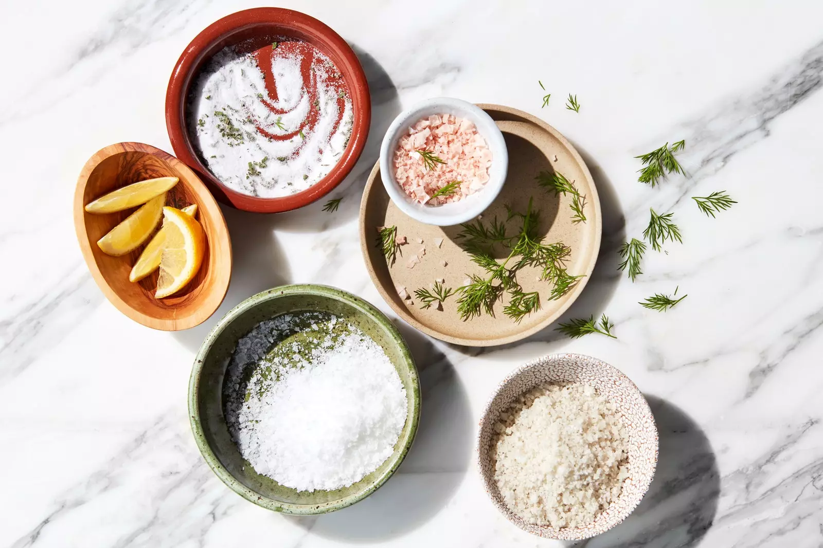 Foto fan in ferskaat oan pinch bowls mei ferskate krûden en sâlten.