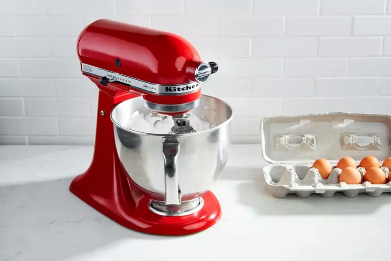 KitchenAid اسٽينڊ ميڪر جو فوٽو (بهترين اسٽينڊ ميڪرز جي اسان جي ٽيسٽ جو فاتح) انڊن جي هڪ ڪارٽن جي اڳيان هڪ ڪائونٽر ٽاپ تي ميرينگو کي ڇڪيندي. بيسٽ KitchenAid بليڪ فرائيڊ ڊيلز 2021 ۾ شامل.