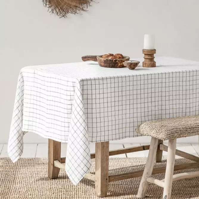 Bild kann enthalen: Tablecloth, Furniture, Table, Tabletop, an Home Decor