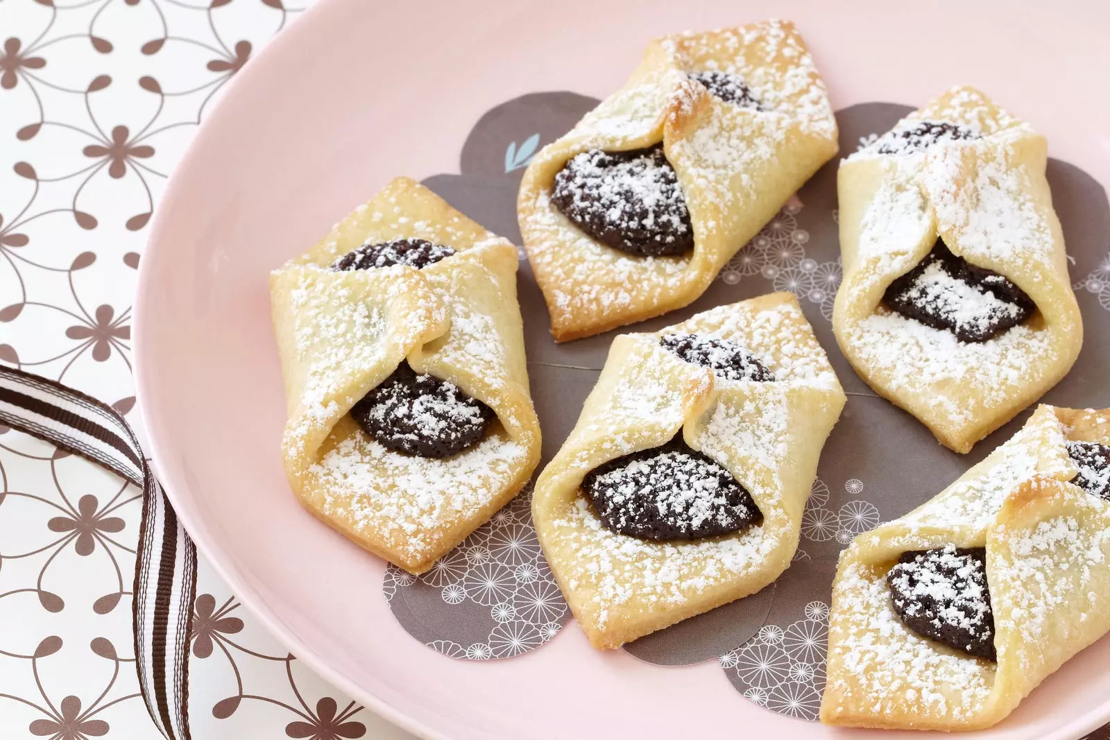 L'immagine può contenere Dolci Cibo Dolci Pane Piatto Pasto e dessert