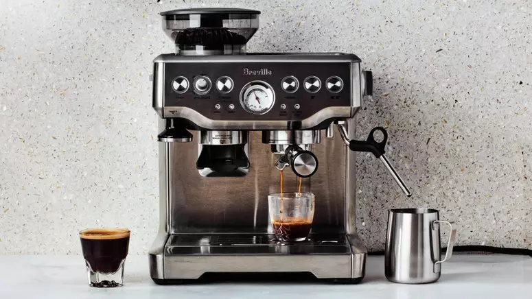 Tarp geriausių espreso kavos aparatų yra šis Breville modelis.