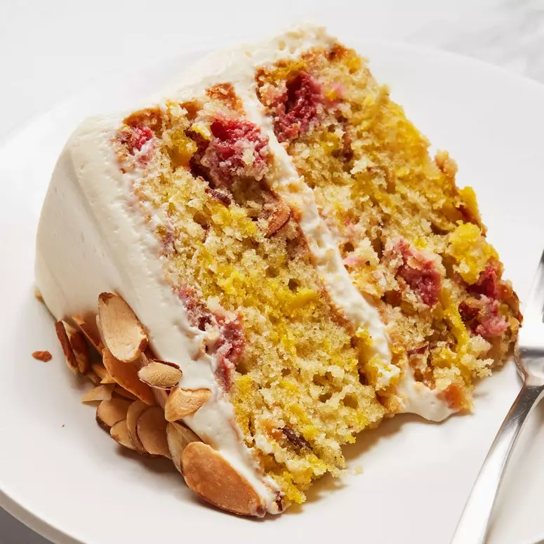 Foto van een plakje Spring Beet Cake op een bord met een vork.