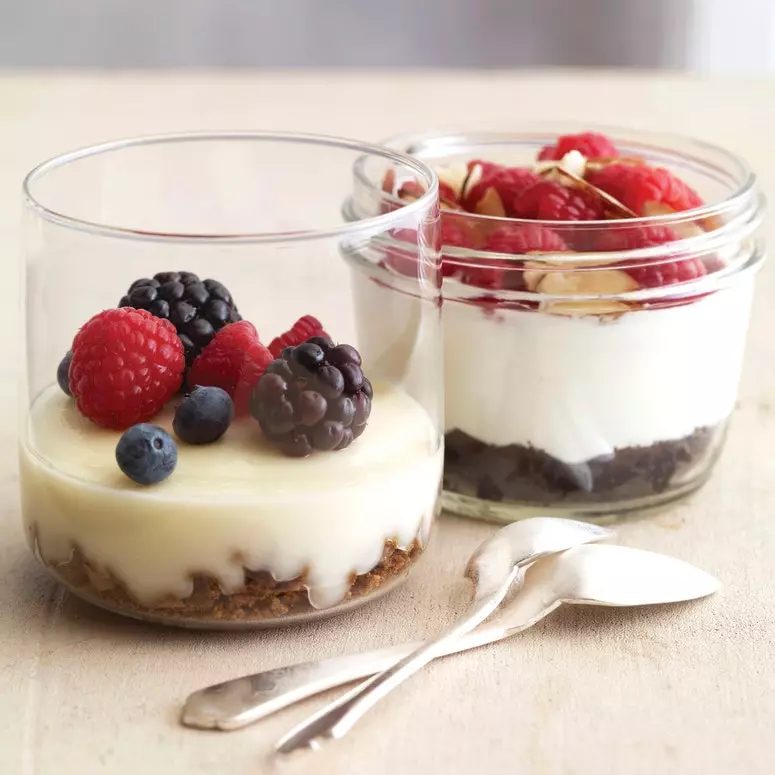 Prent bevat dalk eetgerei Lepel Plant Framboos Fruit Food Dessert and Yoghurt