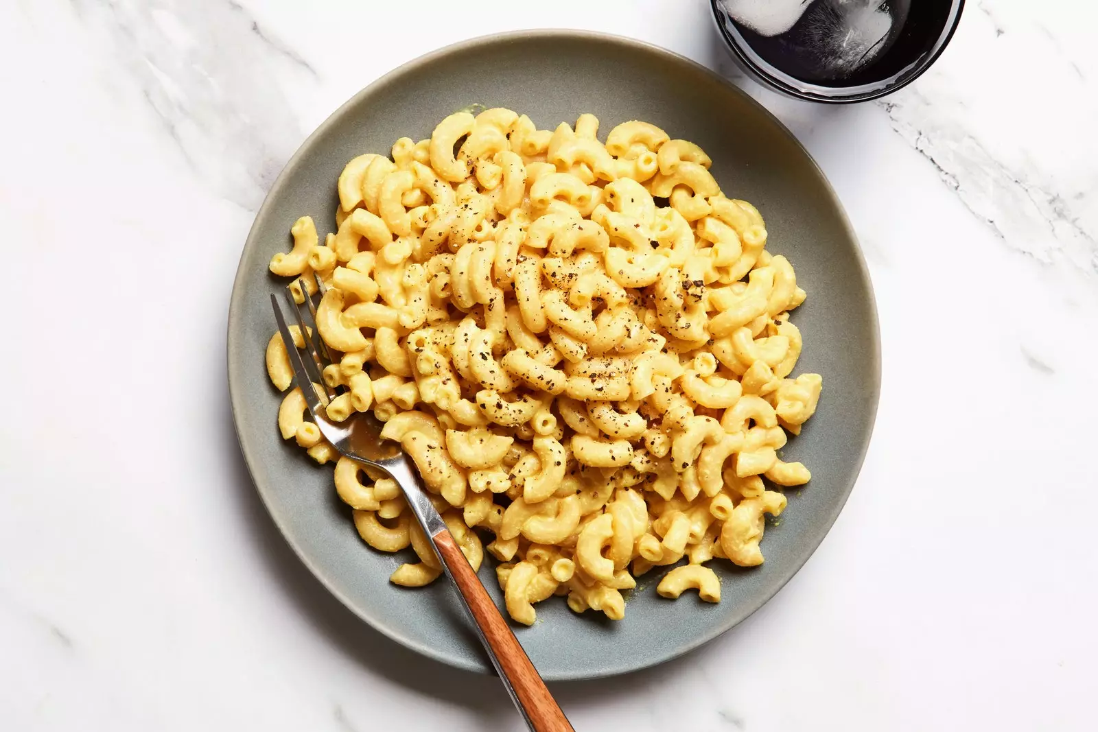 Easy Vegan Mac And Cheeze plater bat.