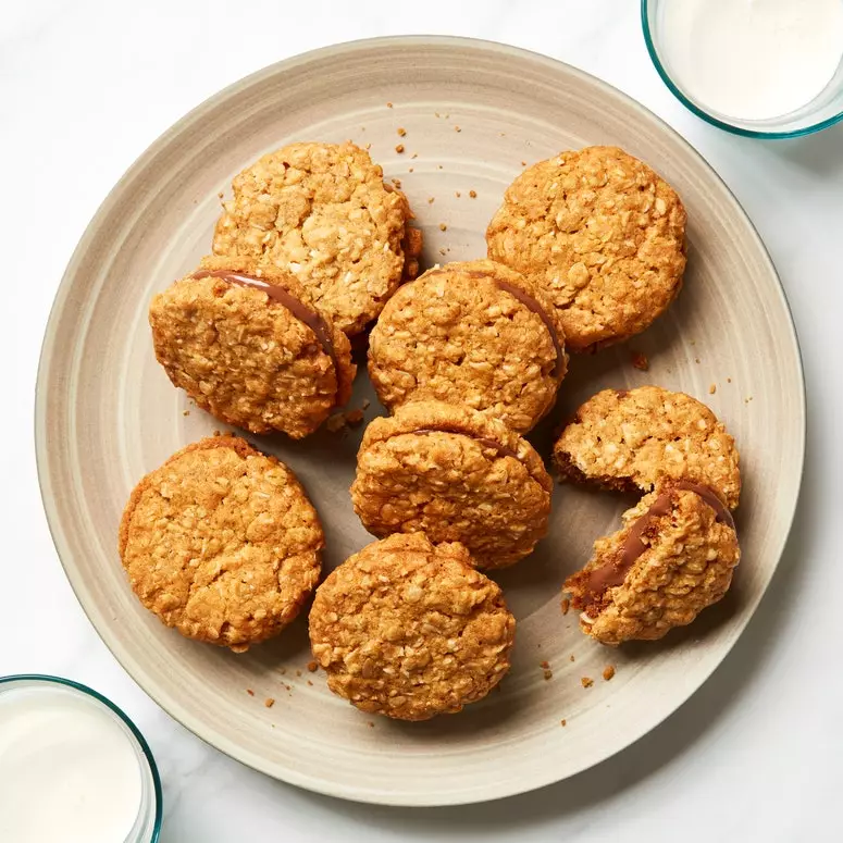 En tallerken Kingston Sandwich Cookies, der serveres med glas mælk.