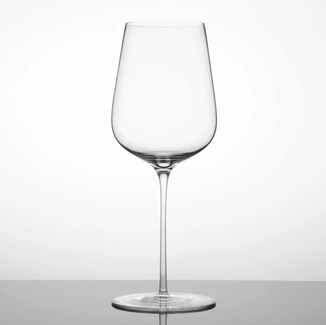 Slika može sadržavati: lampa, čaša, piće, čaša za vino, alkohol, vino, piće i pehar