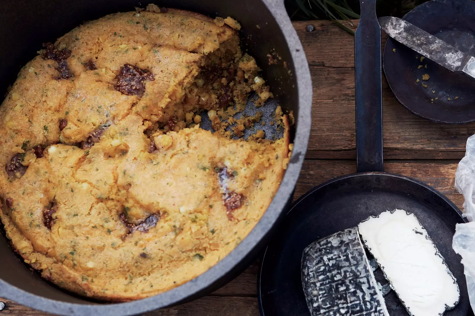 Mufananidzo ungangova neChikafu Bread Pot Dutch Oven uye Cornbread