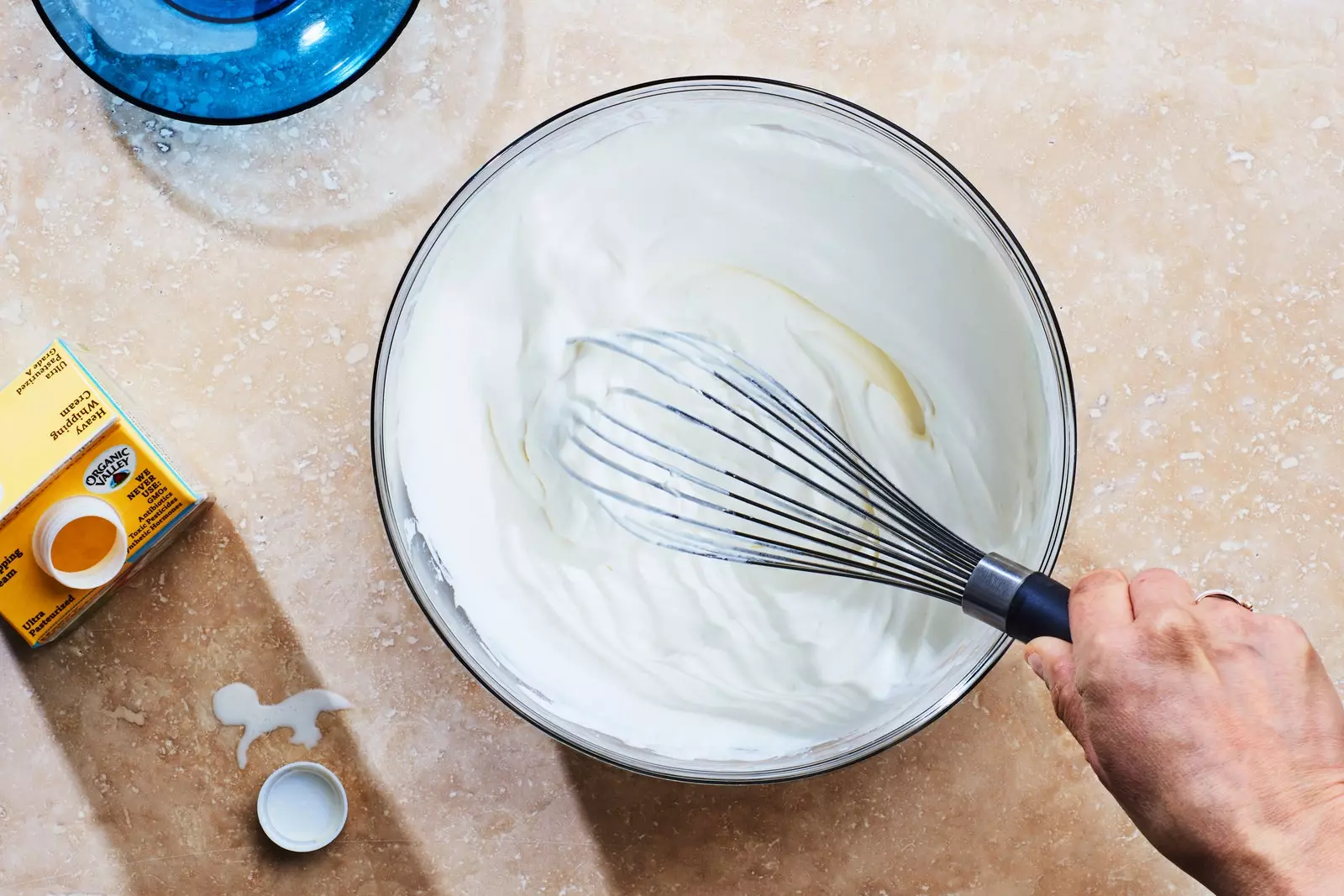 图片中可能有 Bowl Human Person Cooking Batter Mixing Bowl Appliance and Mixer